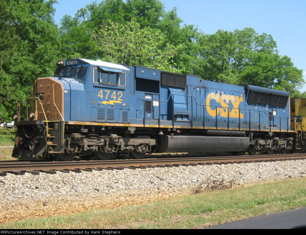 CSX 4742 waits at Opelika siding on Q617-21